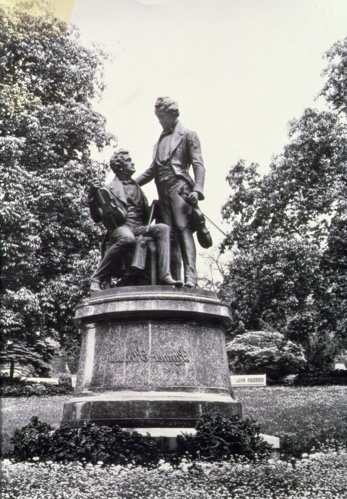 ジョセフラナーと長老ヨハンシュトラウスの記念像